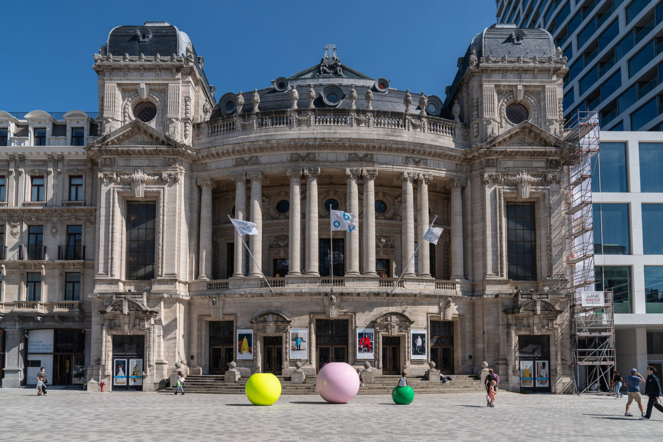 ‘Fashion Balls’: modecultuur doorheen de hele stad / MoMu - ModeMuseum ...