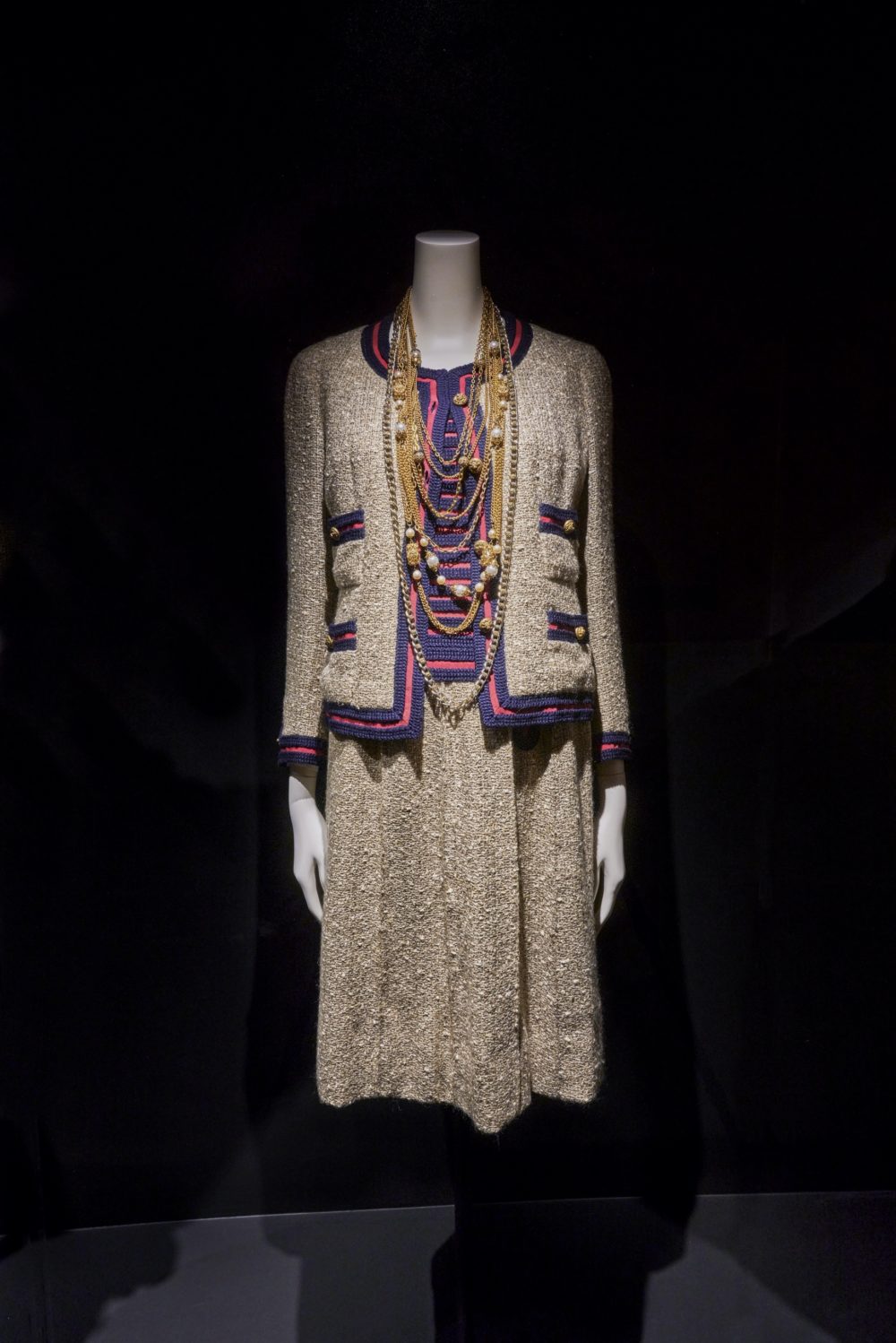 Coco Chanel’s mantelpakje: het legendarische Chanel harnas / MoMu - ModeMuseum Antwerpen